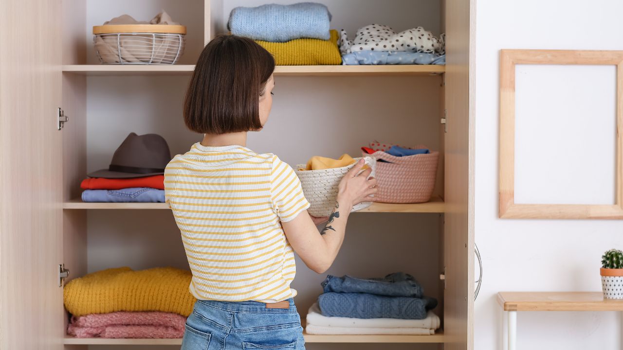 Cómo Guardar Ropa de Temporada: 5 Tips para Conservarla Perfecta